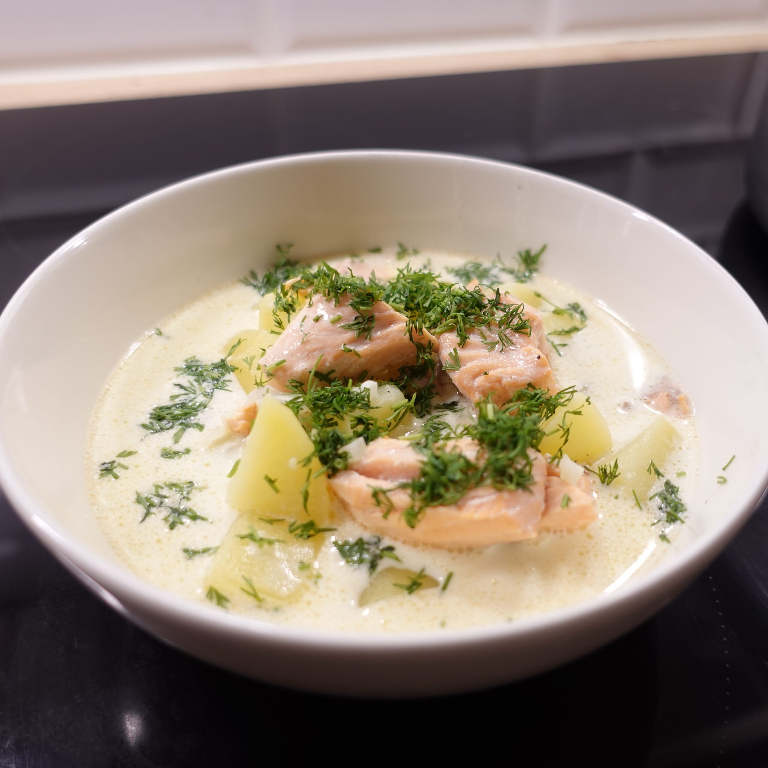 Täyteläinen kirjolohikeitto - Kalaruoka