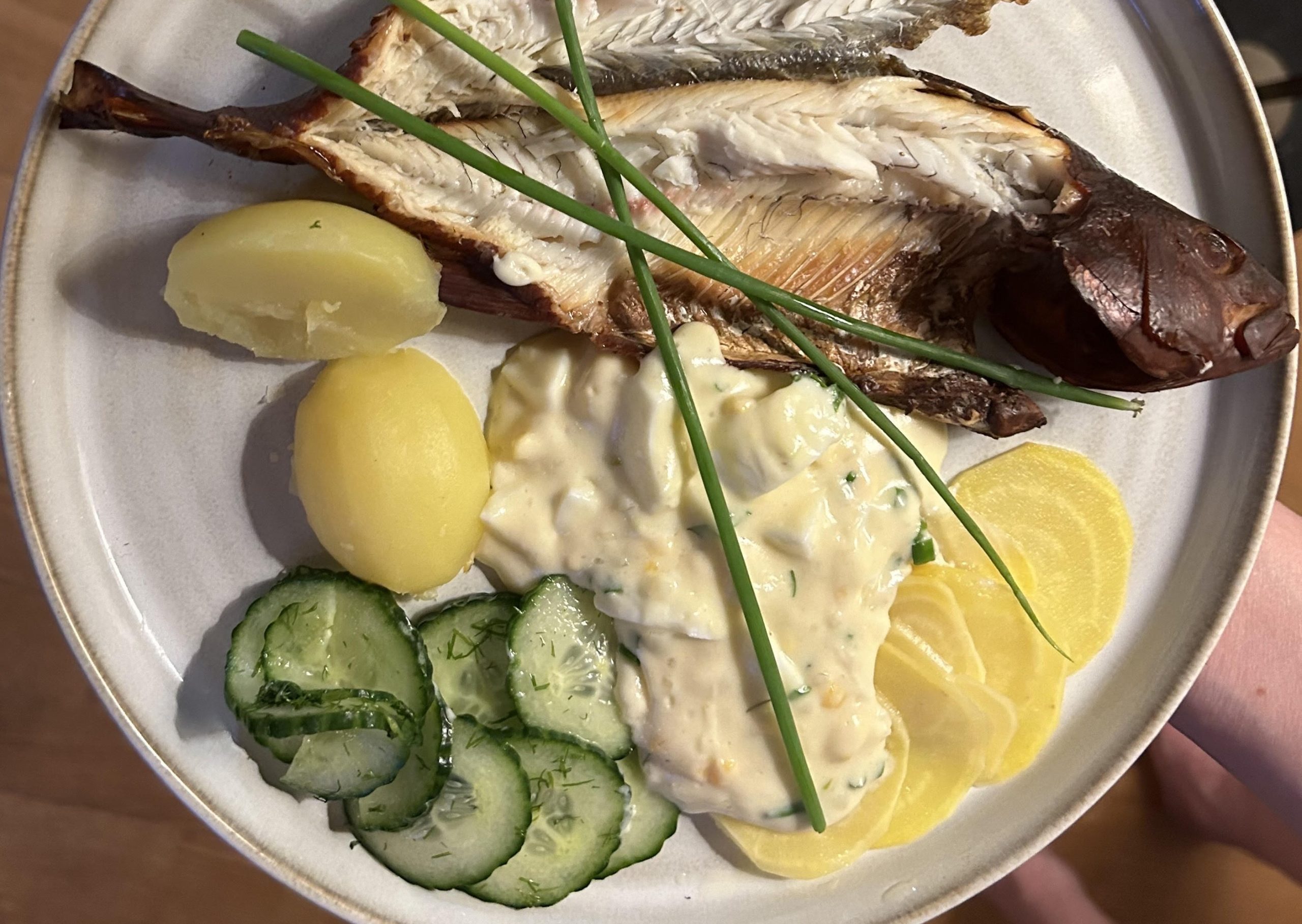 Savuahven perinteisellä munakastikkeella - Kalaruoka