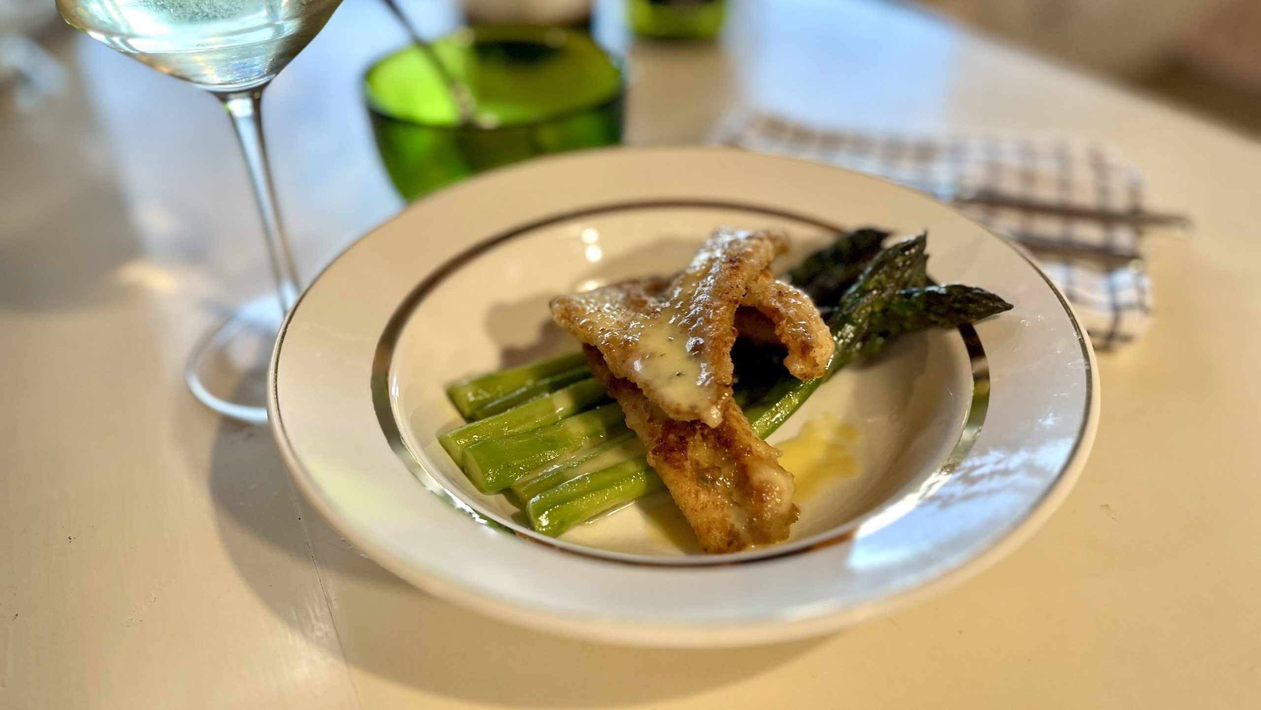 Paistettua ahventa, keittiömestarin parsaa ja helppo voikastike - Kalaruoka